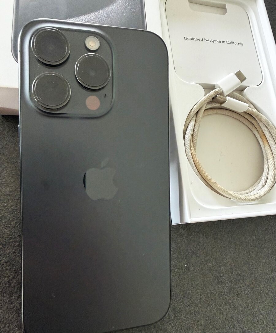 Prodávám iPhone 15 Pro Black Titanium 256GB s - Chomutov | Bazoš.cz