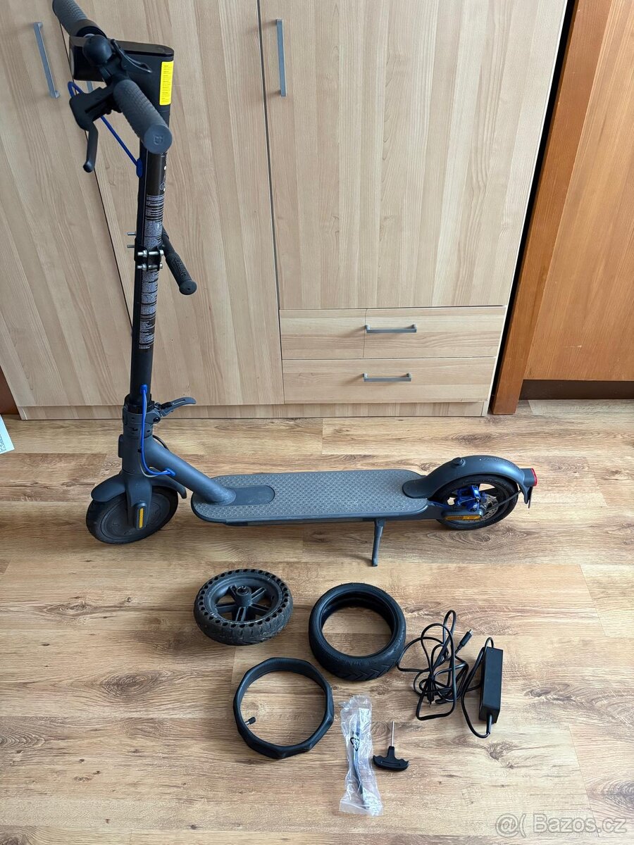 Xiaomi Mi Electric Scooter 3 - výborný stav - Kolín | Bazoš.cz