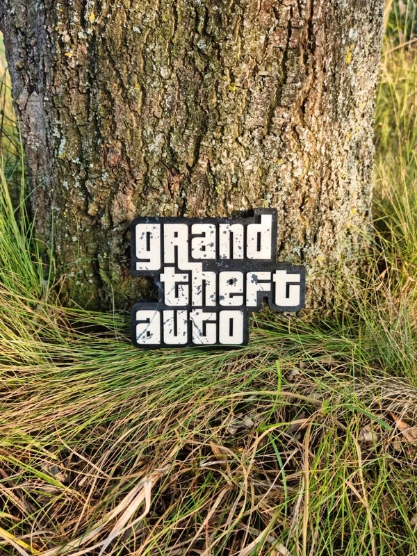 Grand Theft Auto V2 logo - dřevěná dekorace - Domažlice | Bazoš.cz