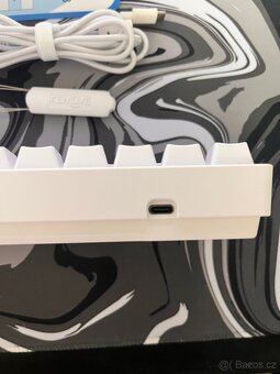 Herní klávesnice | 60% Keyboard | White clicky Blue switches - Praha ...